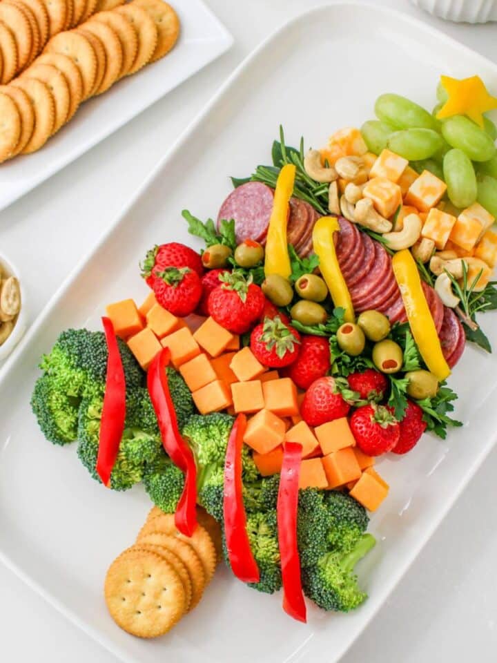 A Step-by-Step Guide to Making a Grinch Charcuterie Board - Cook This ...